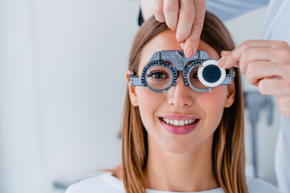 Ce presupune un control optometric de rutină - Feminis.ro, inspiratie ...